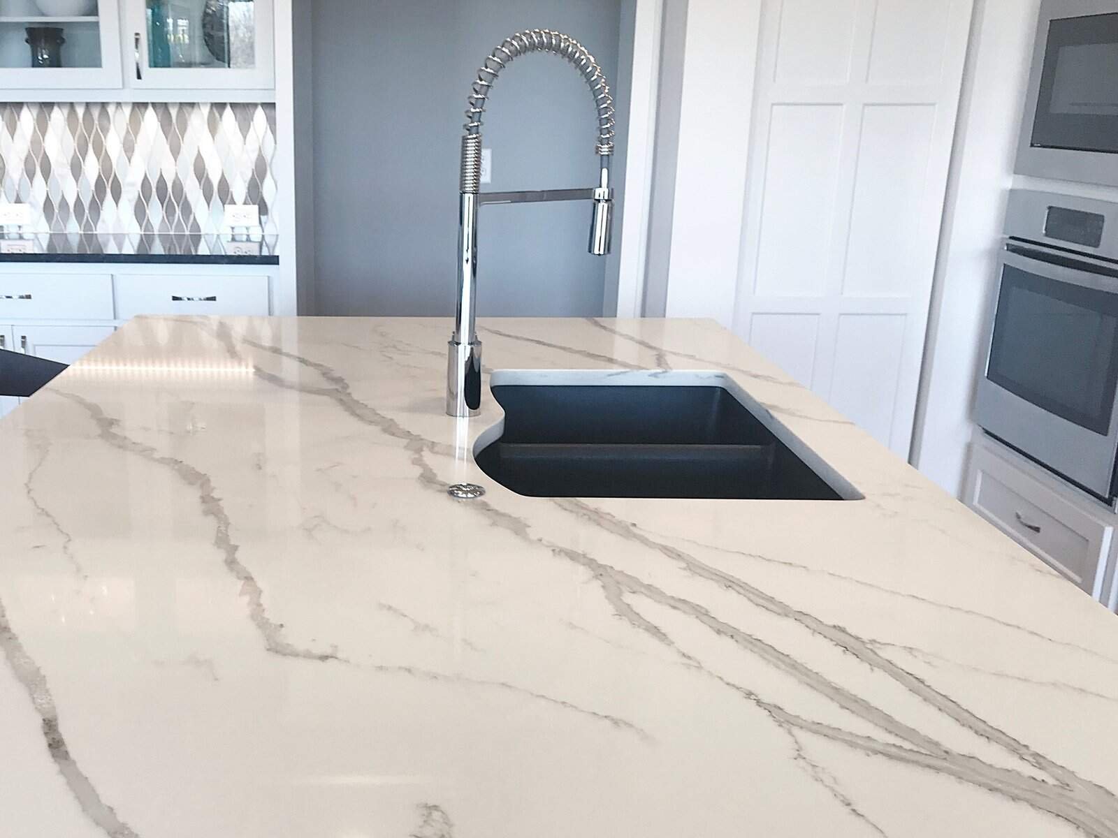 Modern Kitchen quartz countertop - EuroSelect Stone